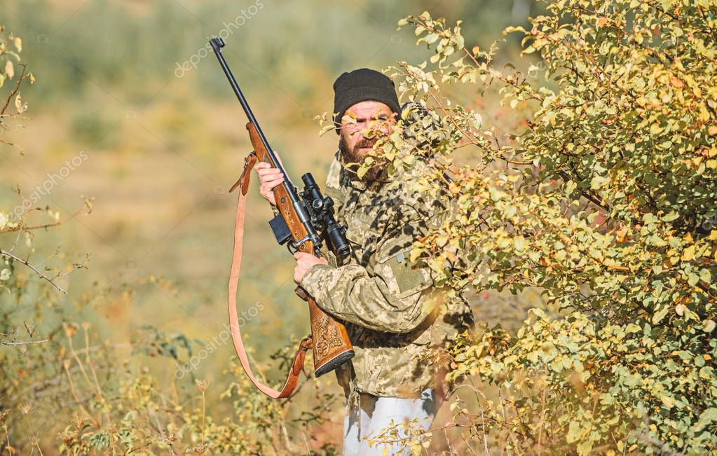 Hombre cazador con rifle. Campamento de entrenamiento. Moda uniforme ...
