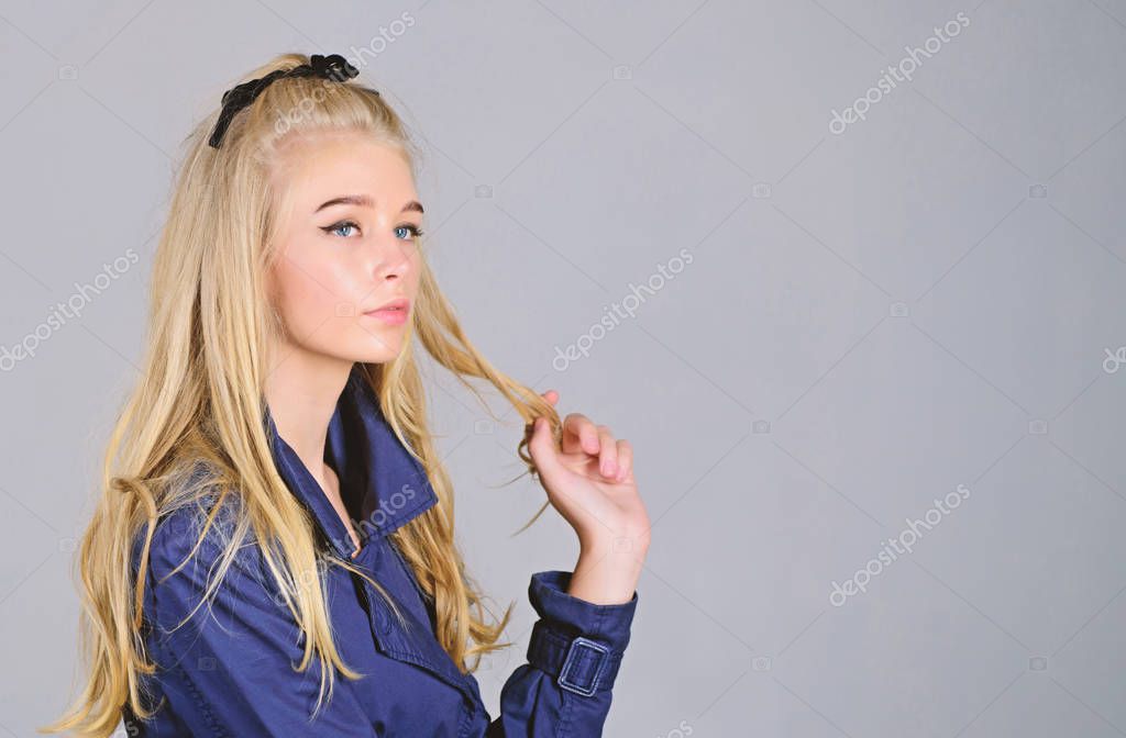 Blanqueando raíces. concepto de consejos de peluquería. Salvó mi ...