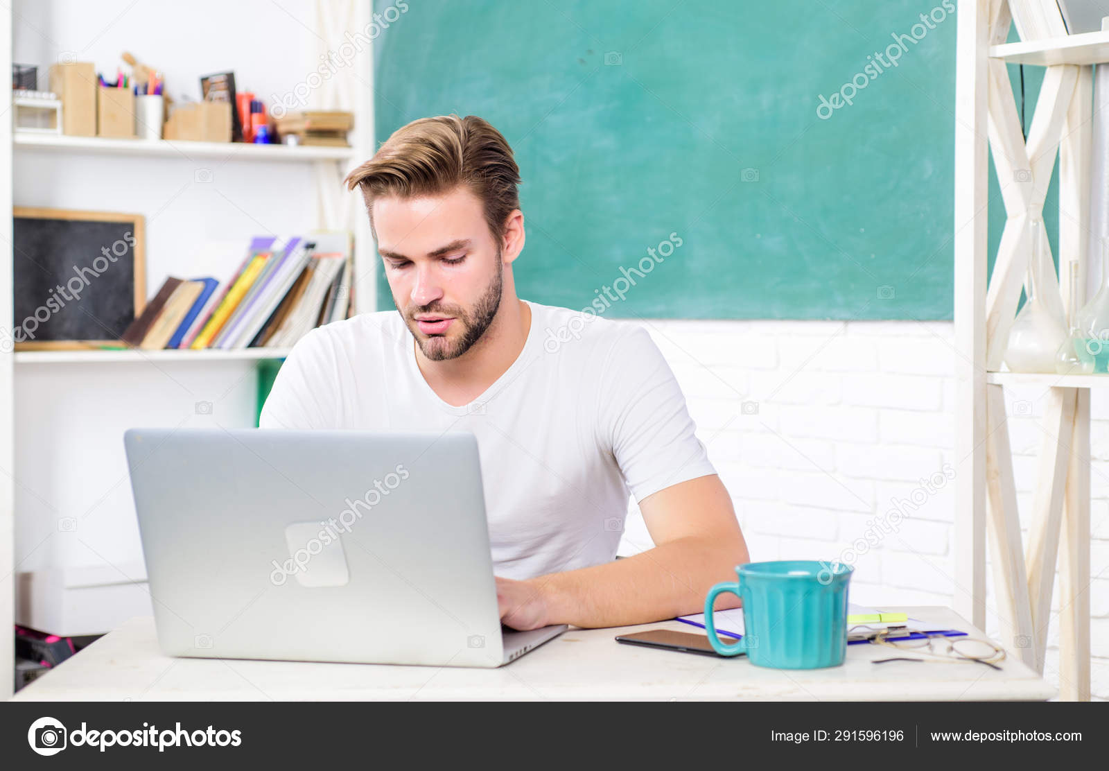 Apply online programming course. Student learn programming language ...