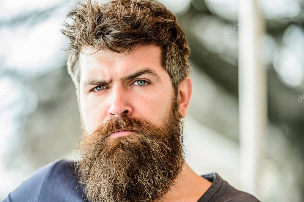 Hombre con barba y bigote atormentado. Concepto de humor reflexivo ...