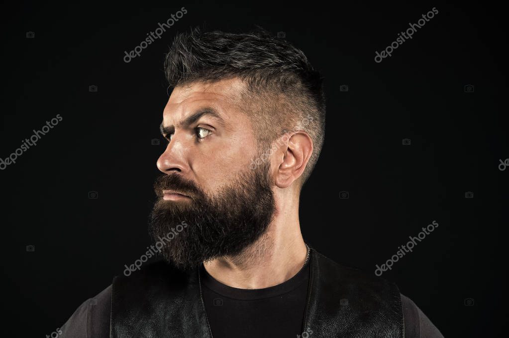 mirada brutal. Hipster maduro con barba. Hombre barbudo. Cuidado del cabello y la barba. Cuidado ...
