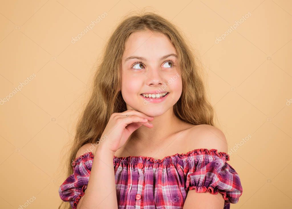 Adorable modelo de belleza con linda sonrisa. Feliz infancia. Emociones ...