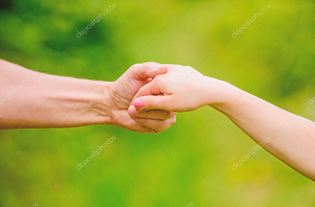 Dar todo el apoyo al niño. Mano útil del padre. La educación y el ...