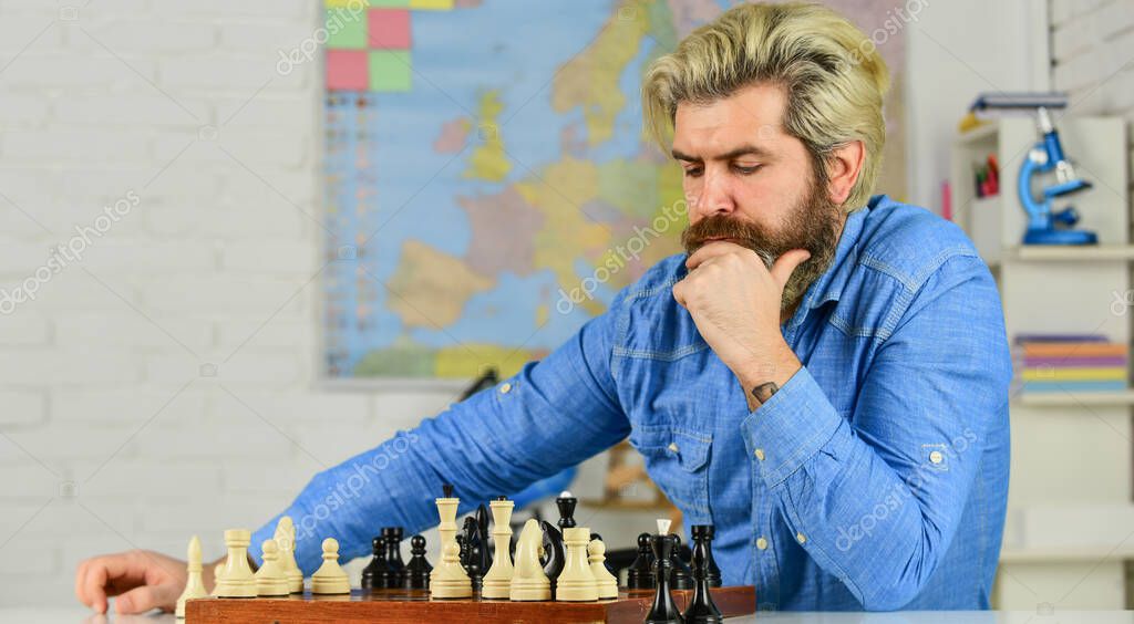 concepto de educación. hombre maduro jugando juego intelectual. hombre inteligente jugar al ...