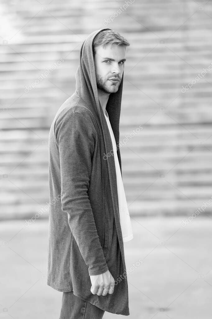 Hombre guapo con capucha de fondo urbano. Tendencia de moda. Ropa ...