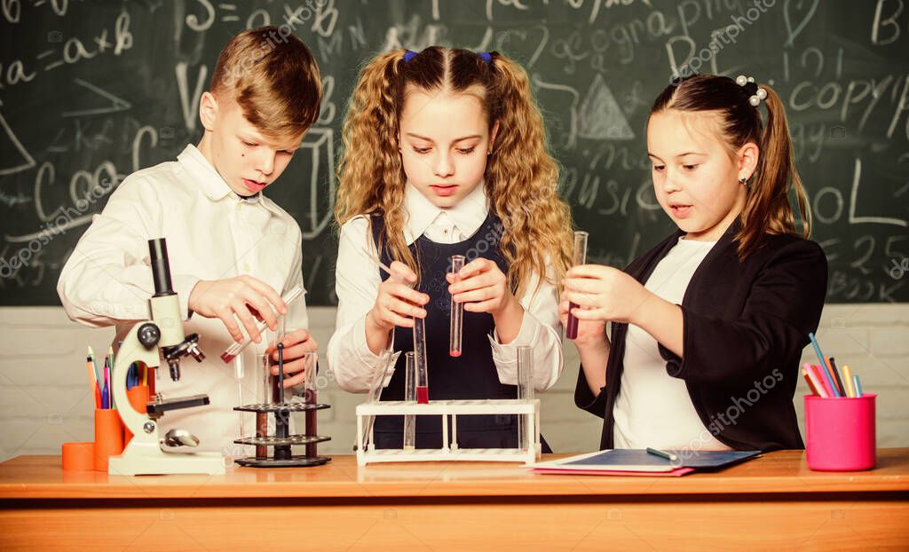 Educación formal. Laboratorio escolar. Los alumnos de la escuela grupal ...