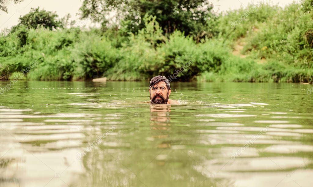 Habilidades para nadar. Sensación refrescante. El hombre disfruta nadar ...