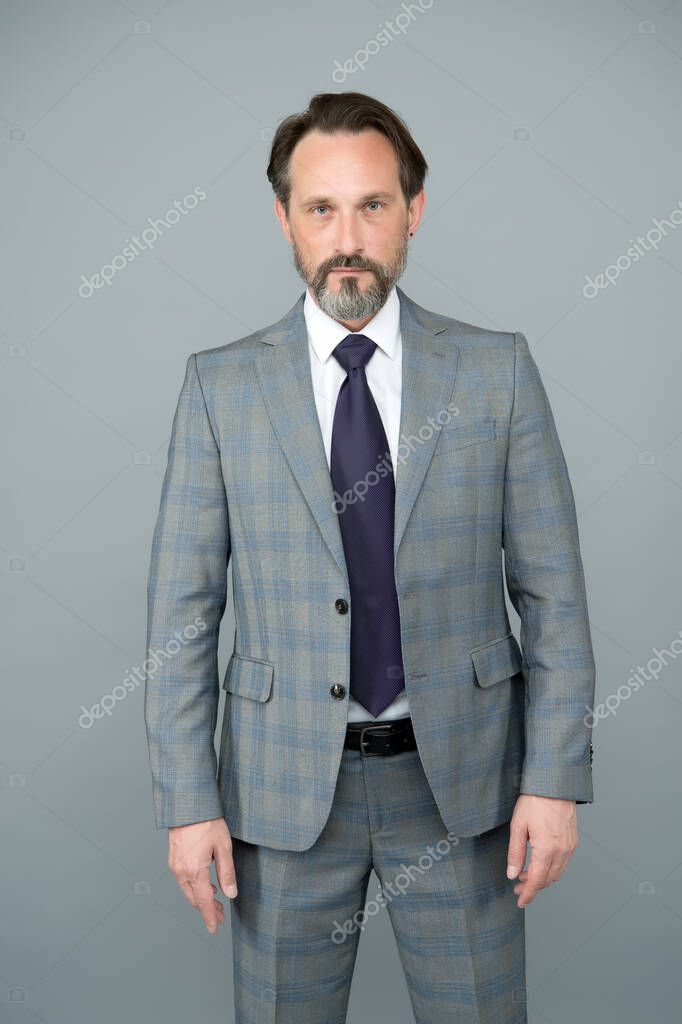 Armario de moda perfecto para su estilo. Hombre maduro en estilo formal ...