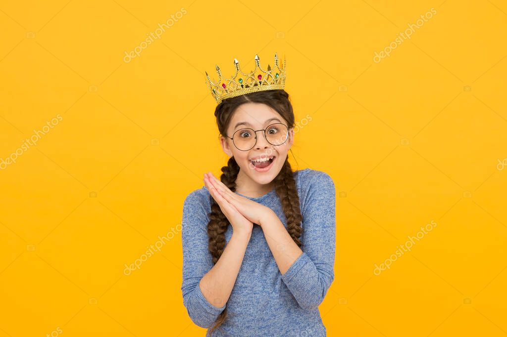 Una recompensa muy esperada. La niña inteligente usa anteojos. Un niño ...