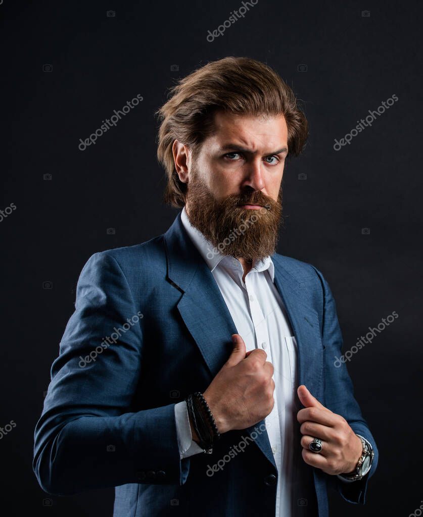 listo para la reunión. brutal hombre de negocios con barba y bigote perfectos. El verdadero jefe ...