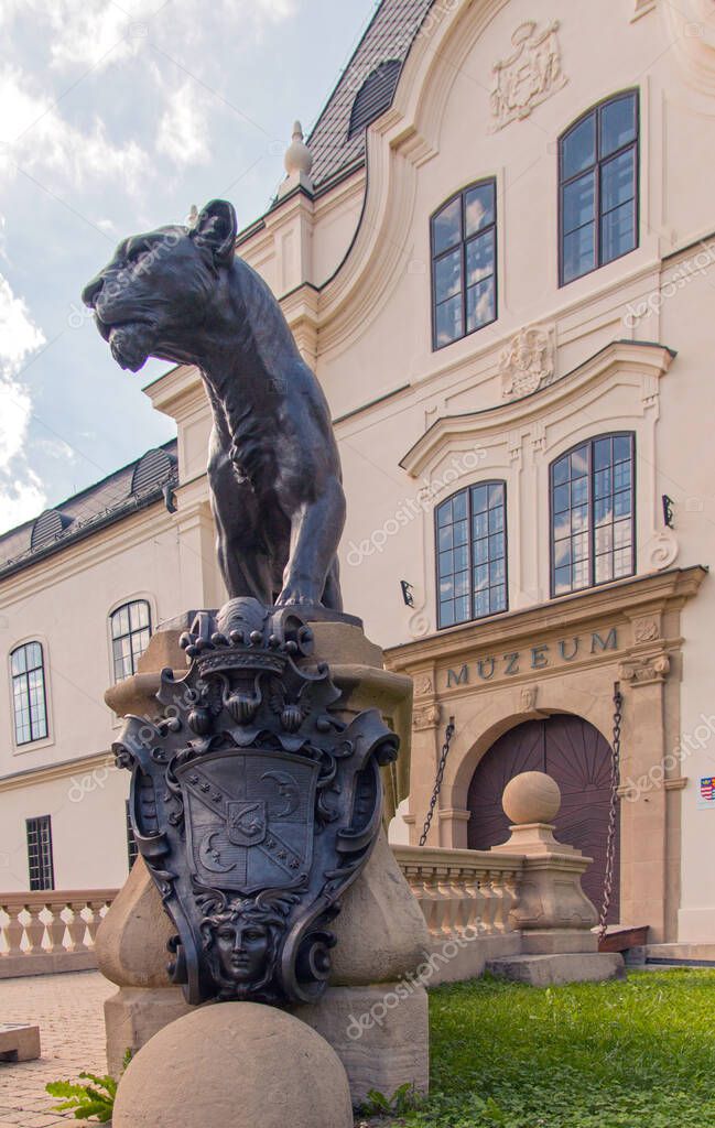 08 / 28 / 2020. Humenn Eslovaquia Leona en la puerta del Museo Humenne ...