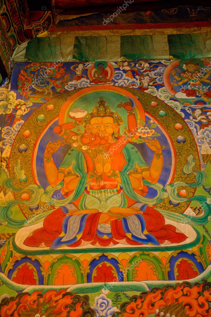 Palyul, Sichuan / China - Mayo 2016: Estatua de oro del Guru Rinpoche ...