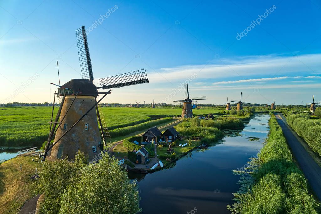 Vista aérea de molinos de viento tradicionales en Kinderdijk, Países ...