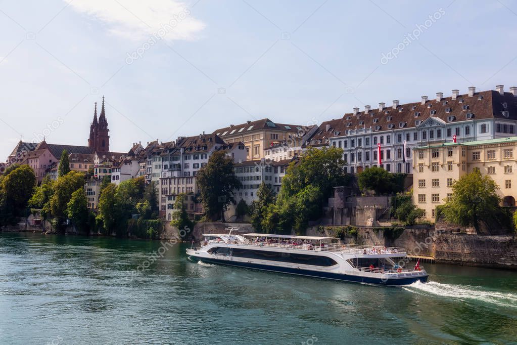Basilea, Suiza - 1 de agosto de 2018: El río Rin y el centro histórico ...