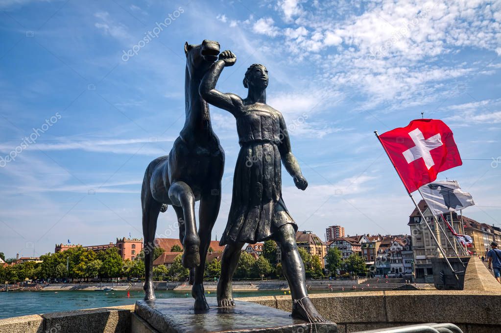 Basilea, Suiza - 1 de agosto de 2018: El río Rin y el centro histórico ...