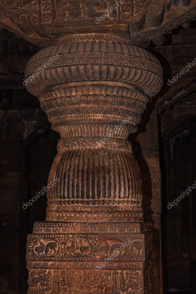 badami cueva templo interior pilares piedra arte en detalles imagen se ...