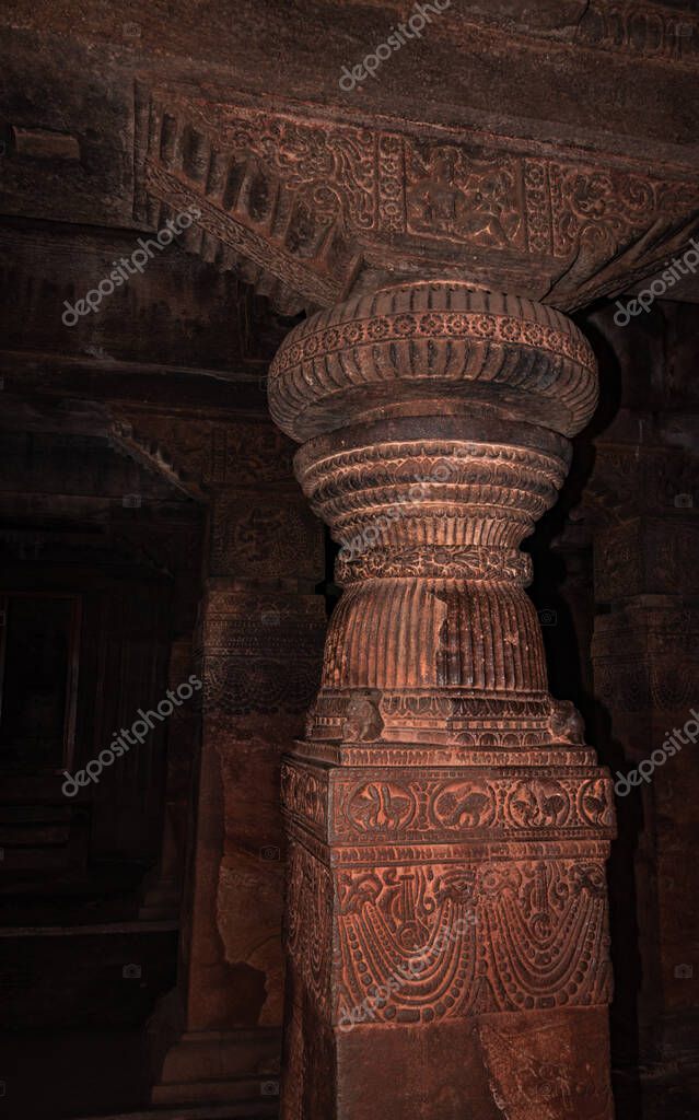 badami cueva templo interior pilares piedra arte en detalles imagen se ...