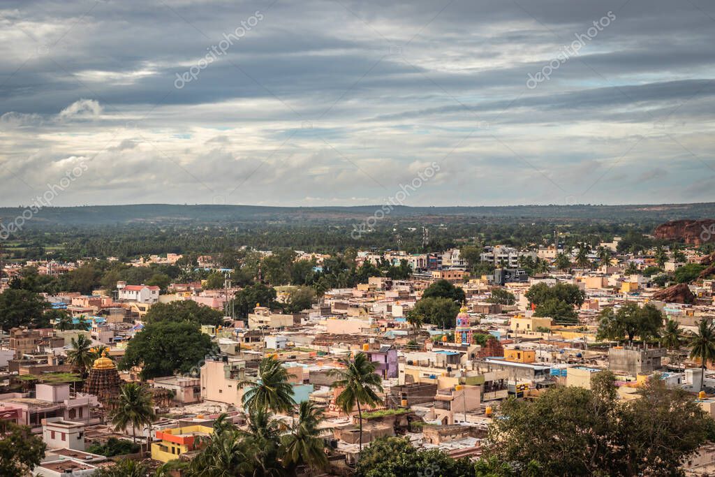 badami vista de la ciudad desde la cima de la colina por la mañana con ...