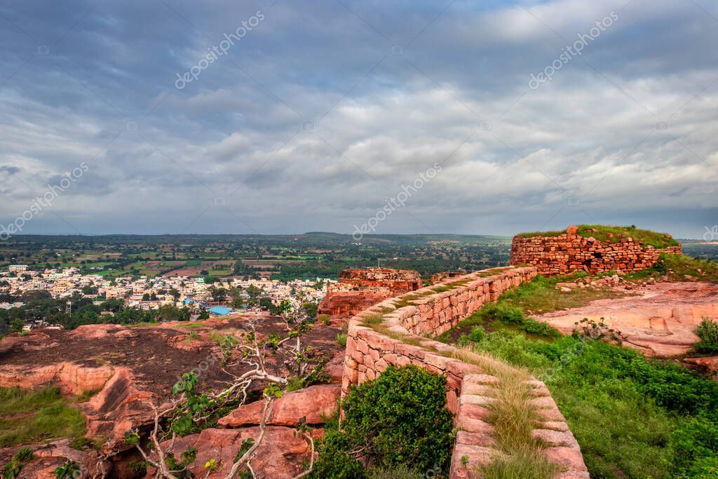 arquitectura antigua fortaleza con senderos principales y cielo ...