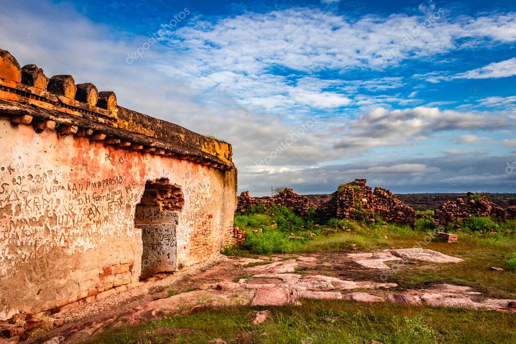 arquitectura antigua fortaleza con increíble cielo azul de ángulo plano ...