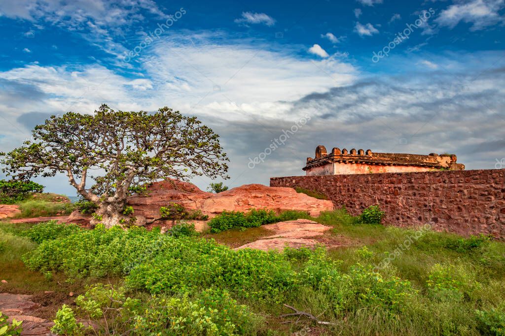 arquitectura antigua fortaleza con increíble cielo azul de ángulo plano ...