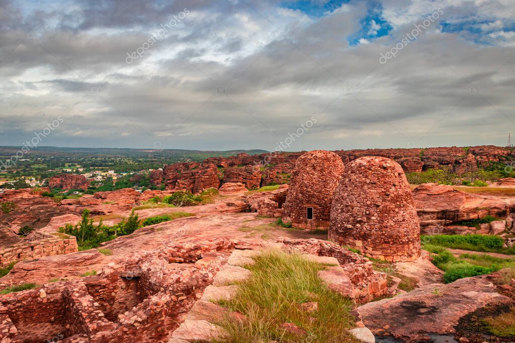 arquitectura antigua fortaleza con increíble cielo azul de ángulo plano ...