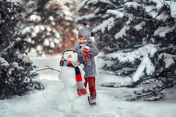 Fotos de Kids with snowman, Imagens de Kids with snowman sem royalties ...