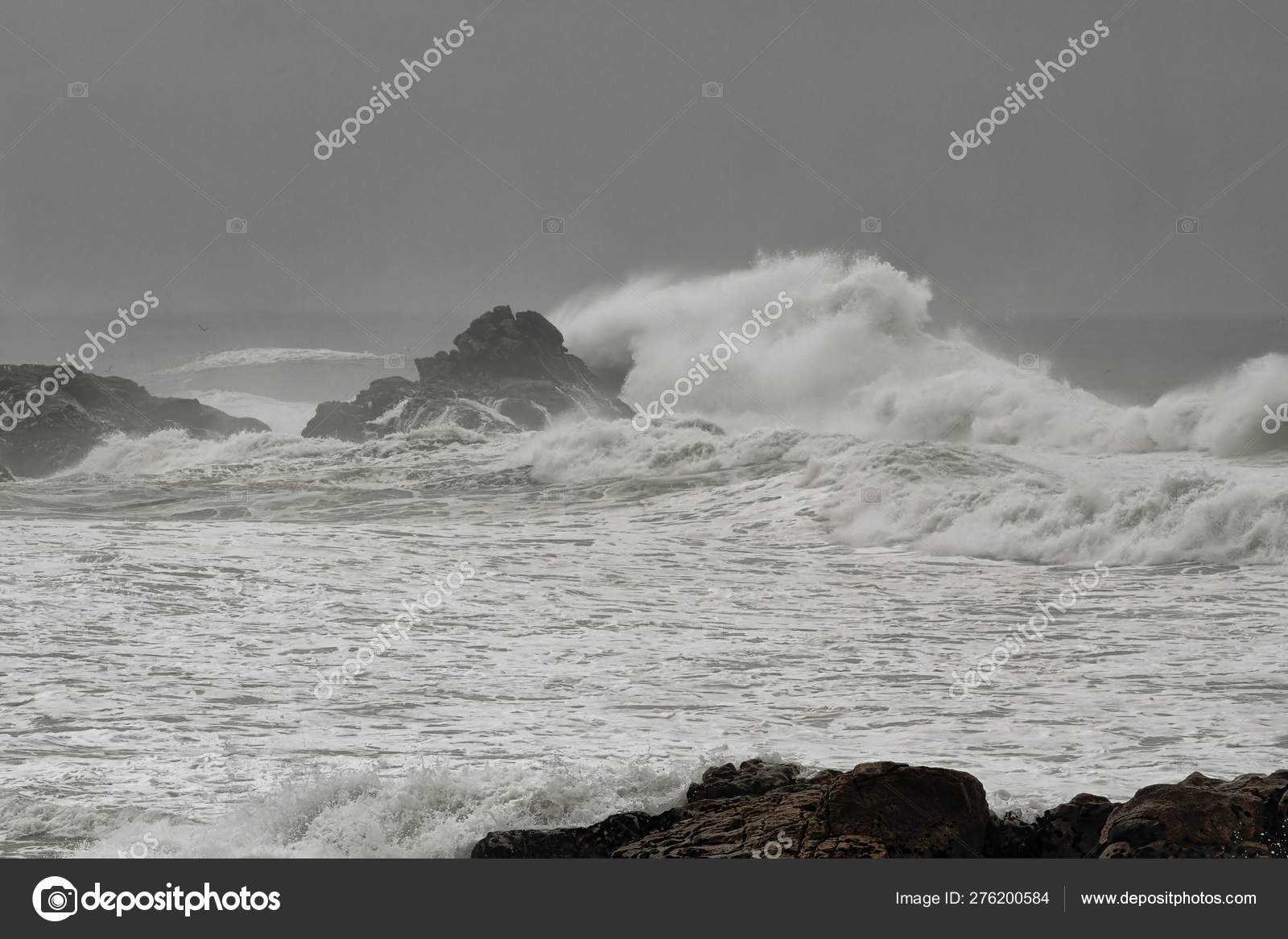 Stormy sea wave breaking over rocks — Stock Photo © zacariasdamata ...