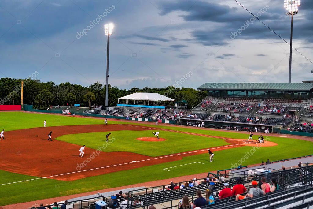 lanzador lanzamiento de tono en el campo de hierba natural de b isbol diamante al atardecer 2024