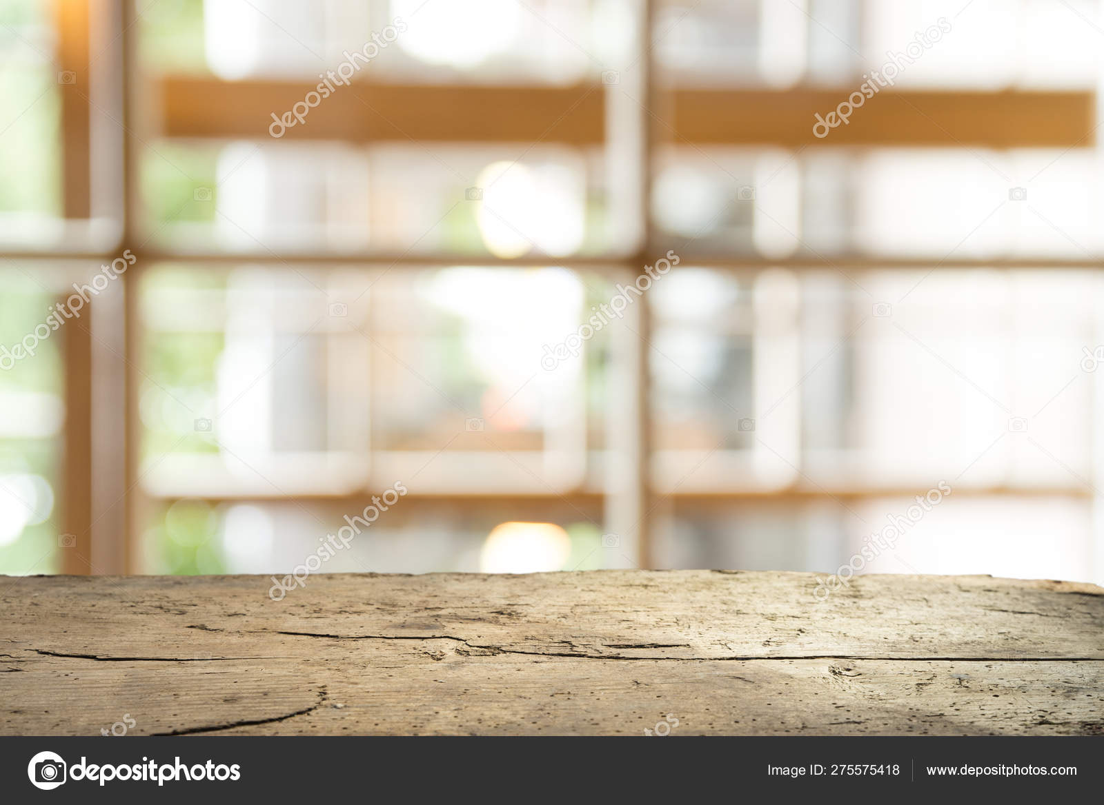 Kosong dari tabel kayu di atas bayangan tirai dengan tampilan jendela ...