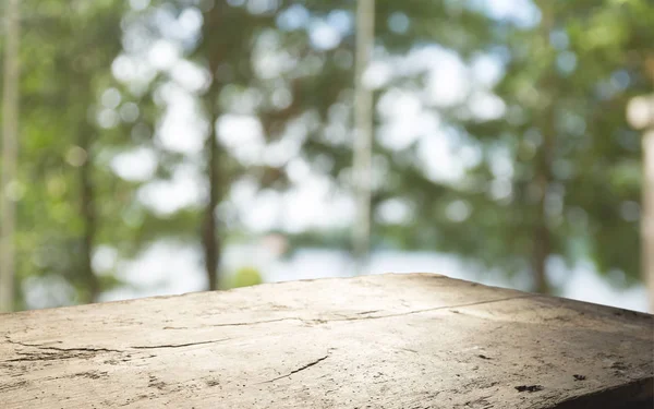 Kosong dari tabel kayu di atas bayangan tirai dengan tampilan jendela ...