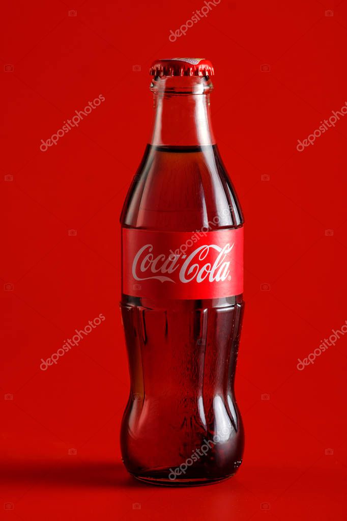 MINSK, BELARUS - 14 DE ABRIL DE 2018: Botella clásica de Coca-Cola ...