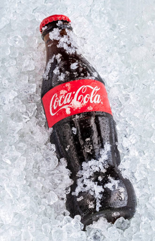 MINSK, BELARUS - 14 DE ABRIL DE 2018: Botella clásica de Coca-Cola ...