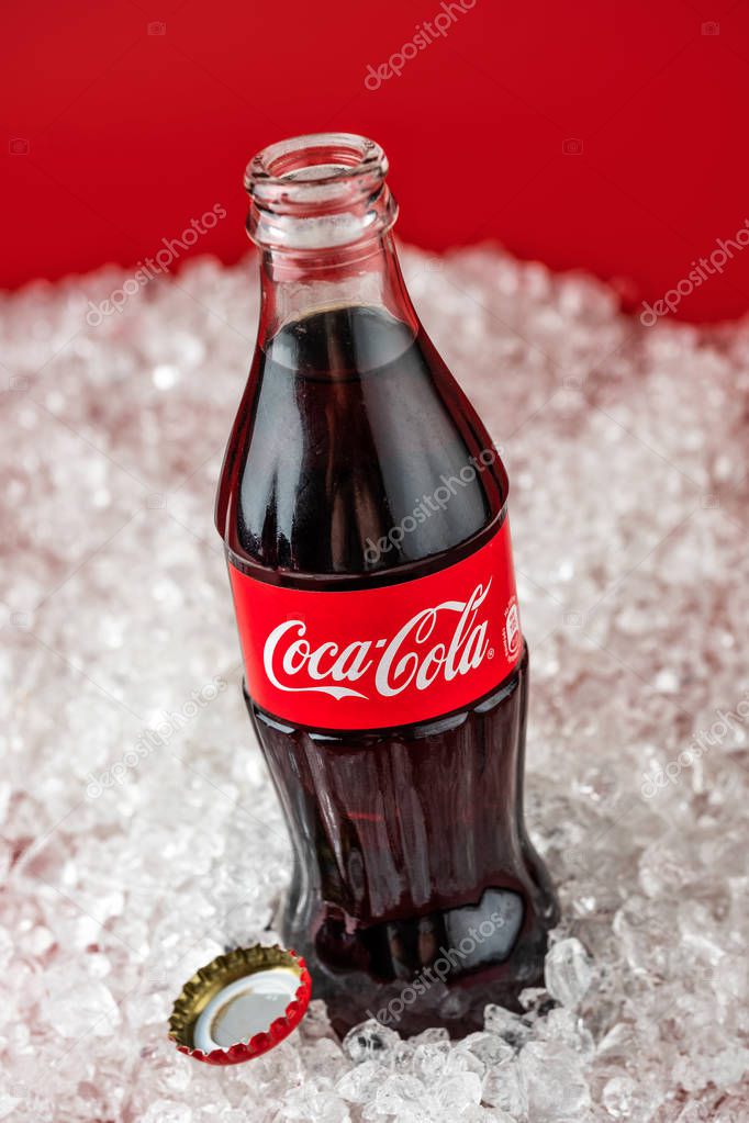 MINSK, BELARUS - 19 DE SEPTIEMBRE DE 2018: Botella clásica de Coca Cola en hielo. Coca-Cola ...