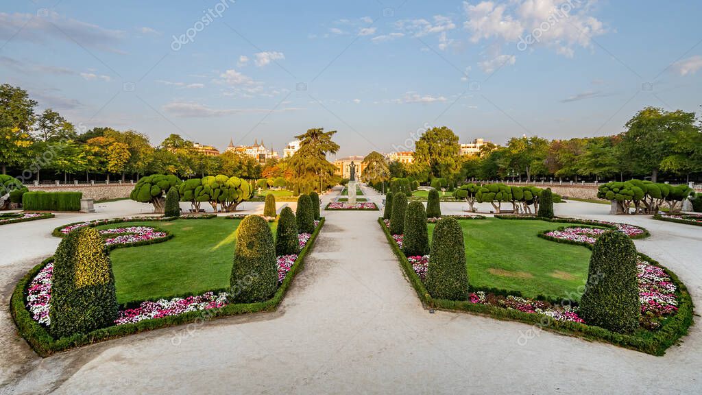 Árboles, flores y plantas en el jardín Parterre en el Parque del Retiro ...