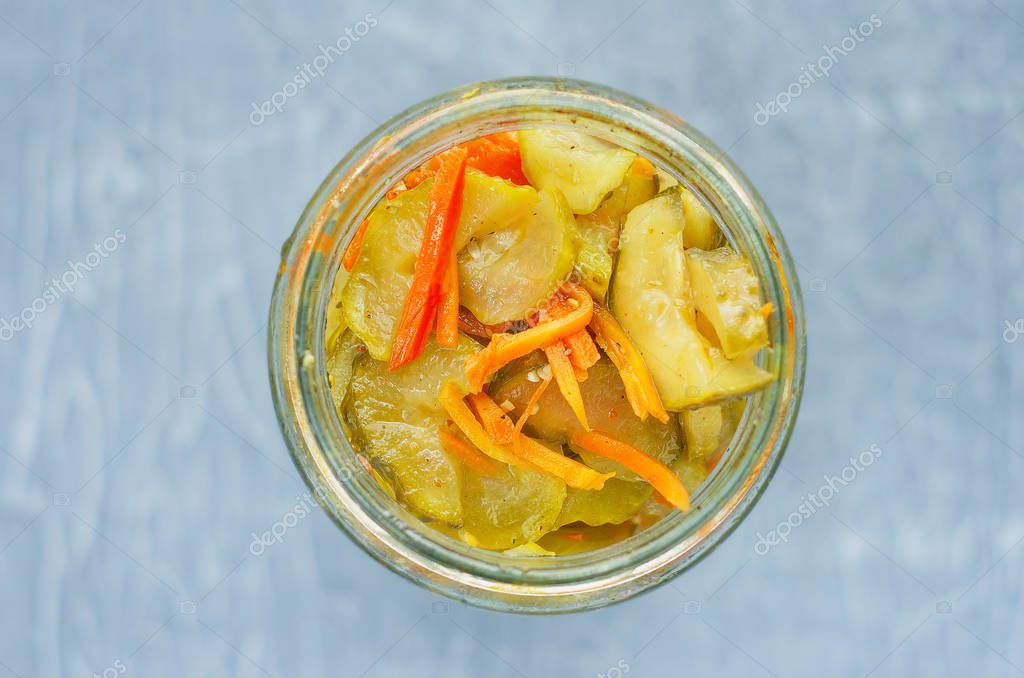 Pepinos fermentados en escabeche y zanahorias en un frasco. Top vew. 2023