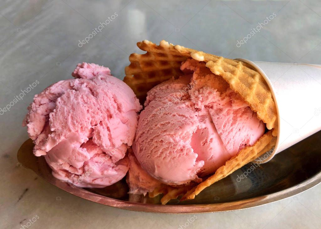 Dos Cucharadas De Helado De Fresa En Un Cono De Gofre Colocado En Un