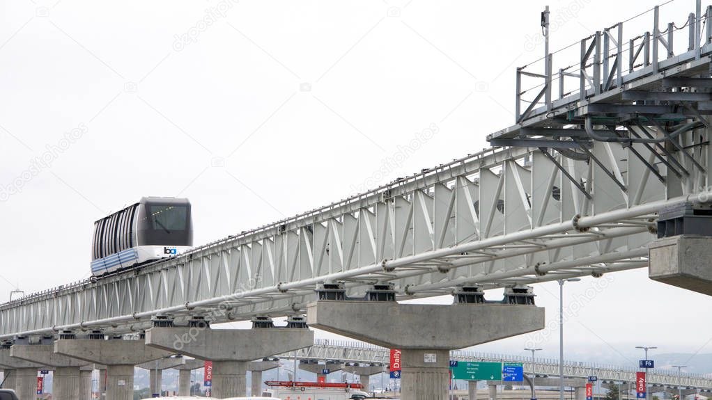 San Francisco, CA - 25 de agosto de 2016: El tren de tránsito rápido ...