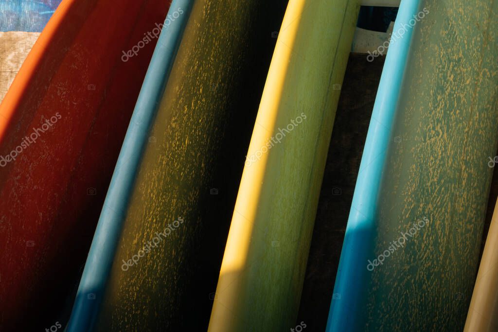 Conjunto de tablas de surf de colores en alquiler en la playa. Tablas ...