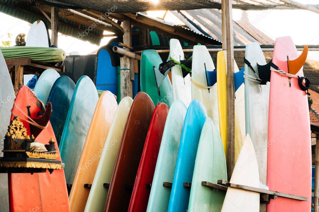 Conjunto de tablas de surf de colores en alquiler en la playa. Tablas ...