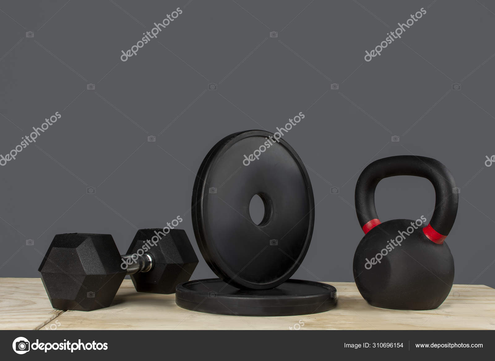 Dumbbell Discos Kettlebell Crossfit Sobre Caja Madera Fondo Gris Stock ...