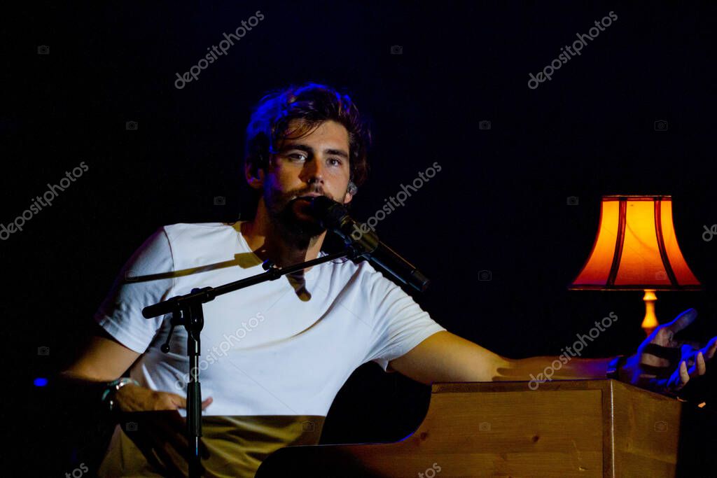 alvaro soler durante Alvaro Soler en la Piazza Carli en asiago (vi ...