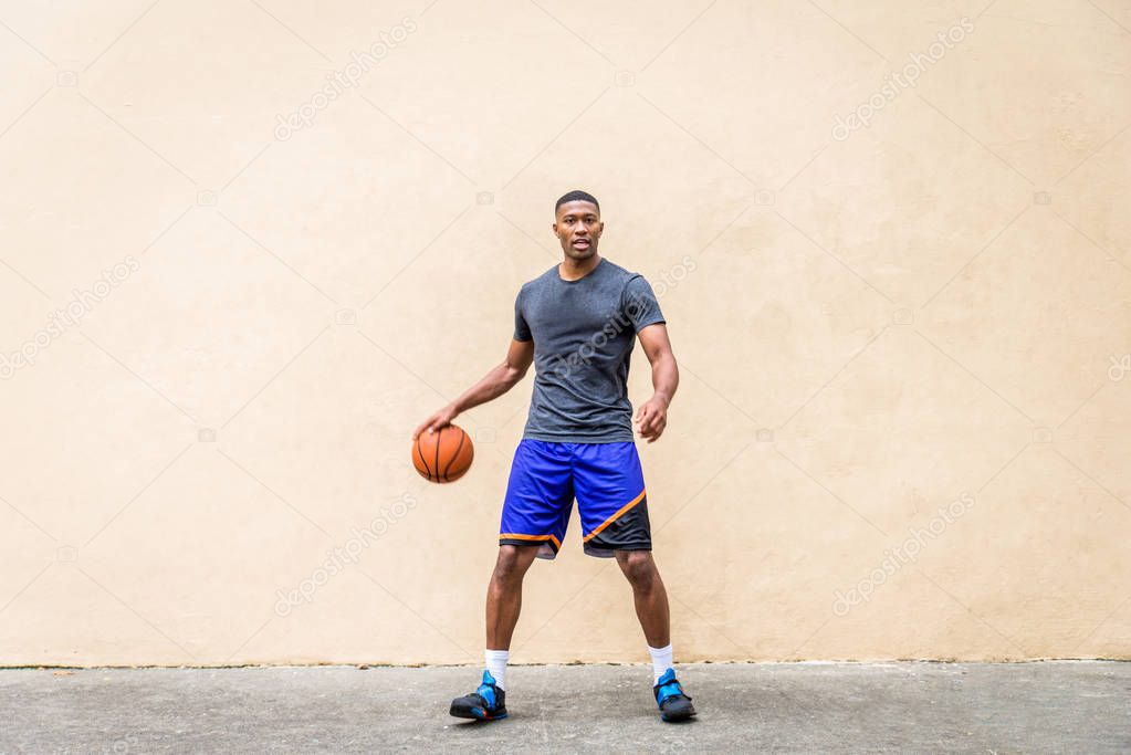 Jugador de baloncesto afroamericano entrenando en una cancha en Nueva ...