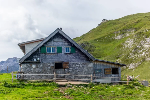 Hus i alperna Stock Photos, Royalty Free Hus i alperna Images ...