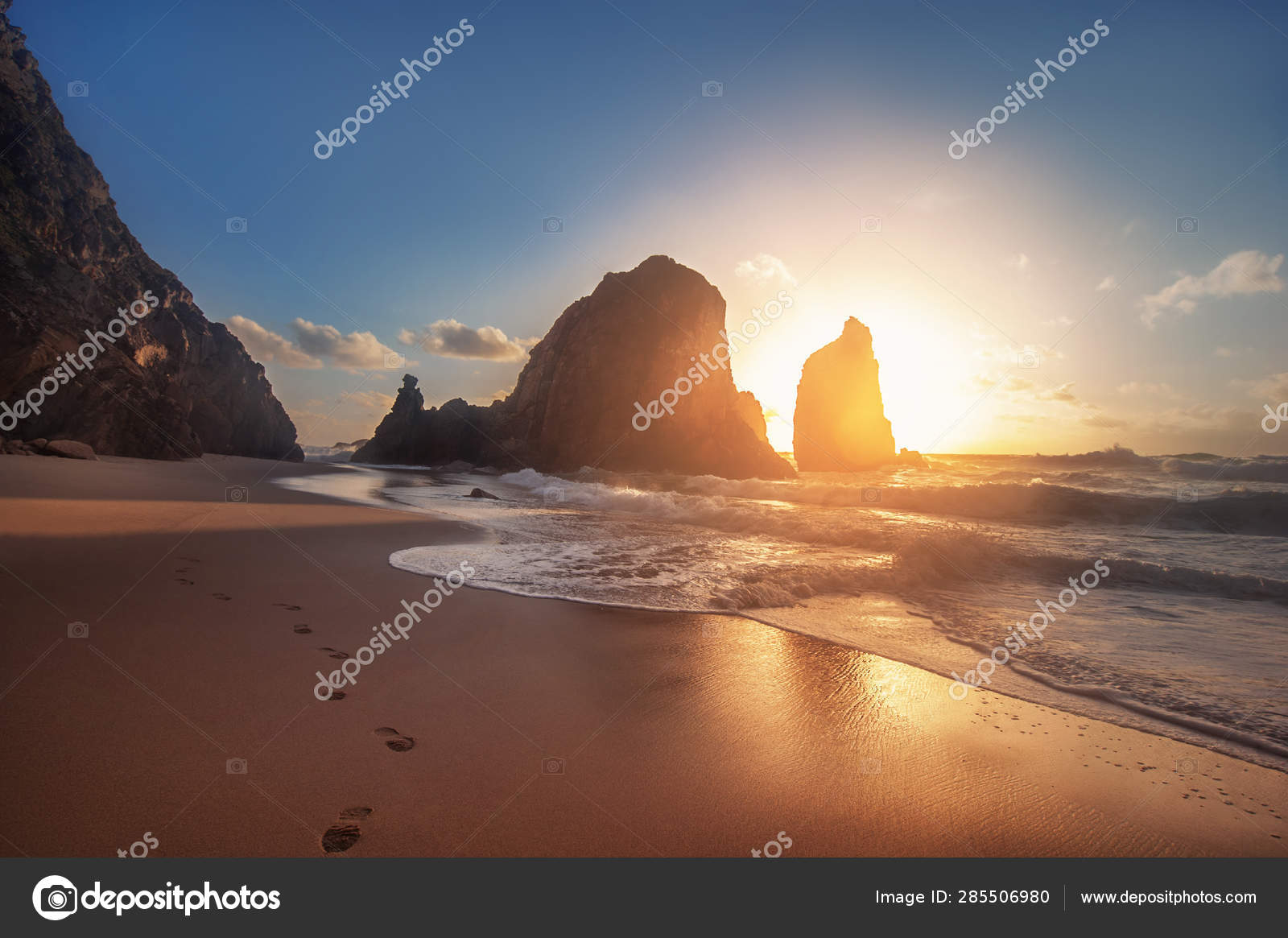Beautiful Atlantic ocean view horizon with sandy beach, rocks a — Stock ...