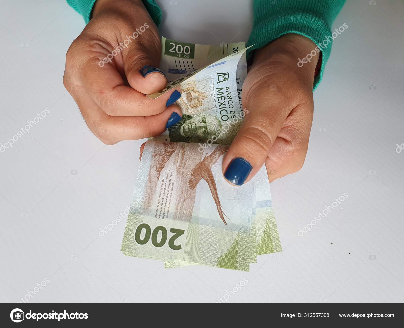 Hands Woman Counting Mexican Banknotes 200 Pesos Stock Photo by ©FJZEA ...