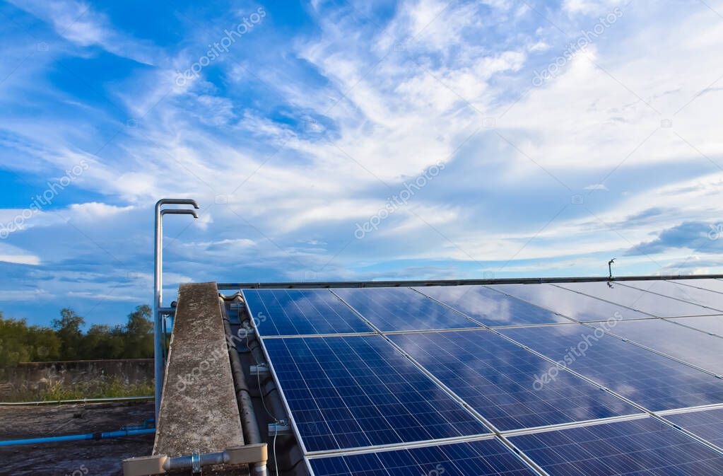 Paneles solares o sistema fotovotaico en el techo de los edificios ...
