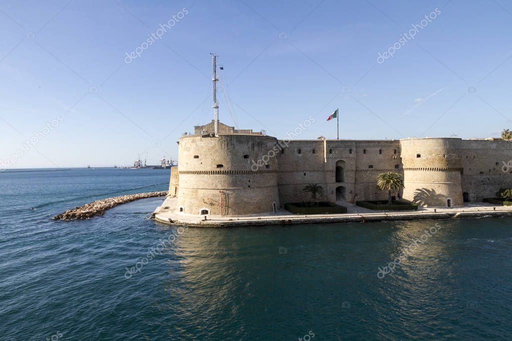 Vista del mar en Taranto, Apulia (Puglia) - Italia 2025