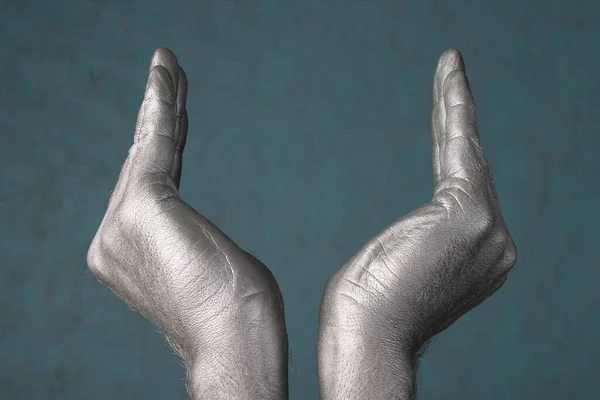 primer plano de las manos humanas representan una forma de cuencos o ...