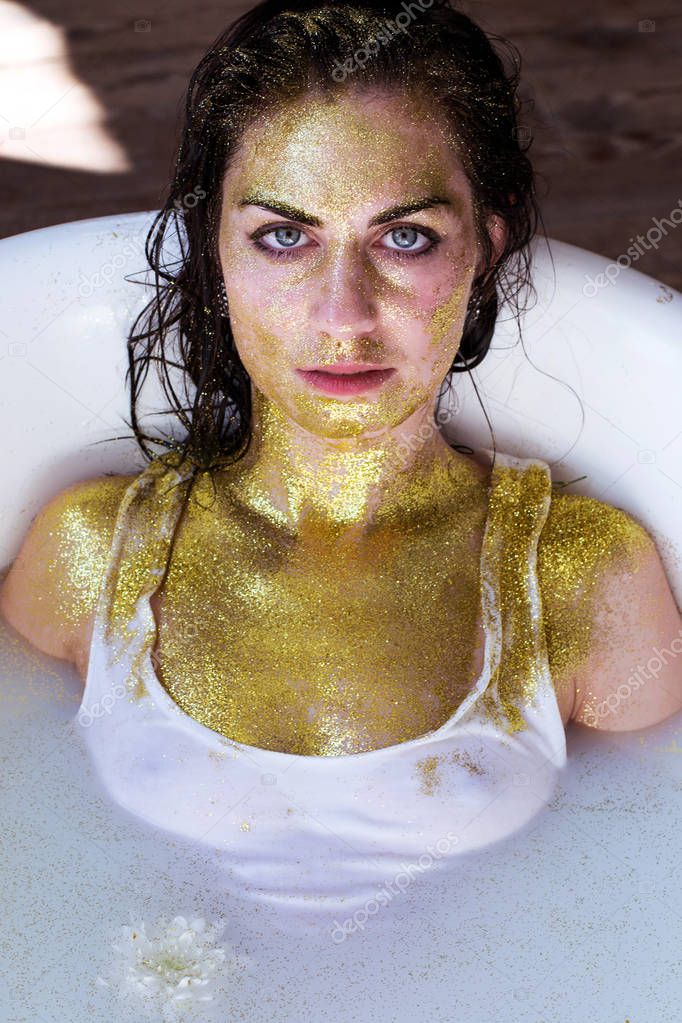Foto Hermosa Chica En Ropa Blanca Y Todo En Brillo De Oro Toma Un Baño De Leche Con Flores 2022